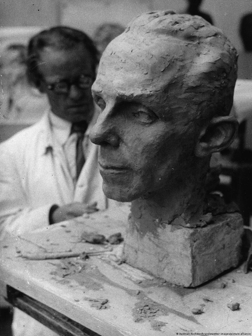 Why are Nazi sculptures still exhibited in Germany today? Source: DW ...